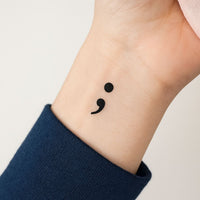 Tattoo med semikolon-symbol | Temporalis